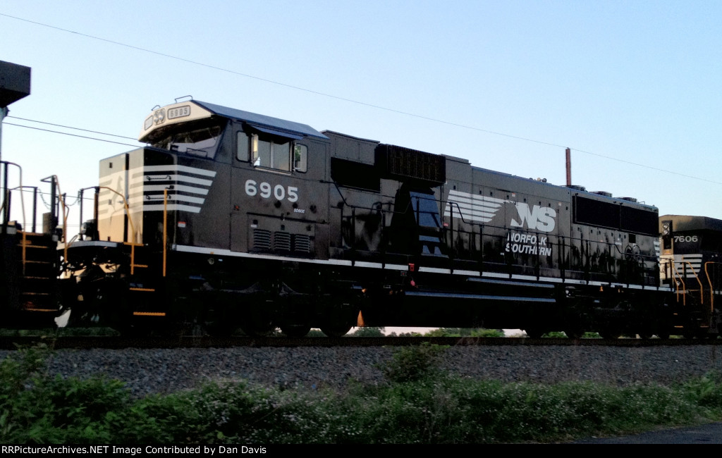 NS SD60E 6905 in the middle on 14G